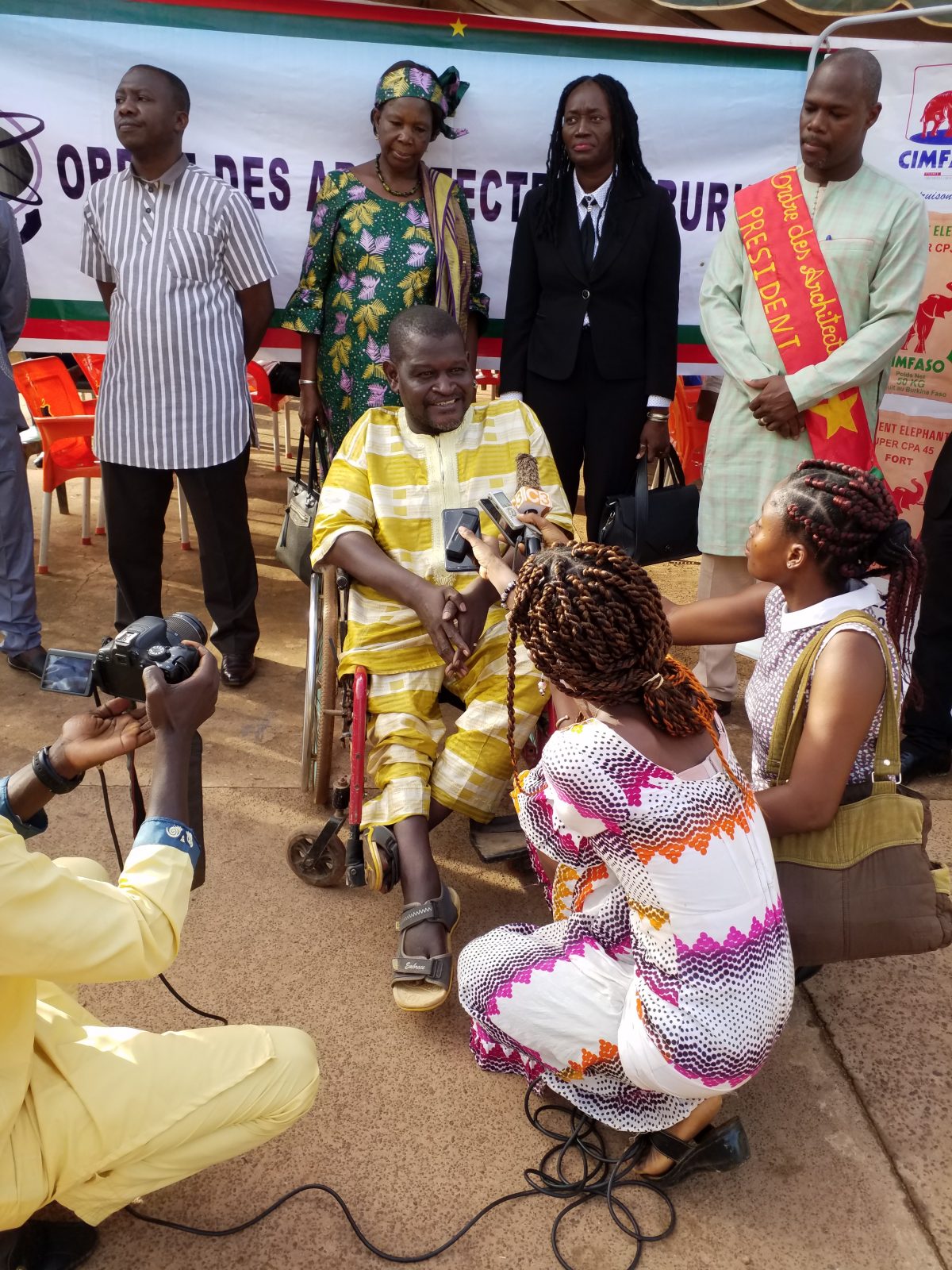 CIMFASO offre du ciment au Centre National des Personnes Handicapées ...