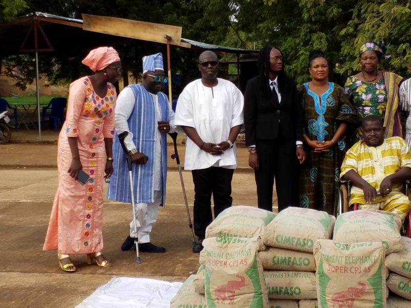 CIMFASO offre du ciment au Centre National des Personnes Handicapées ...